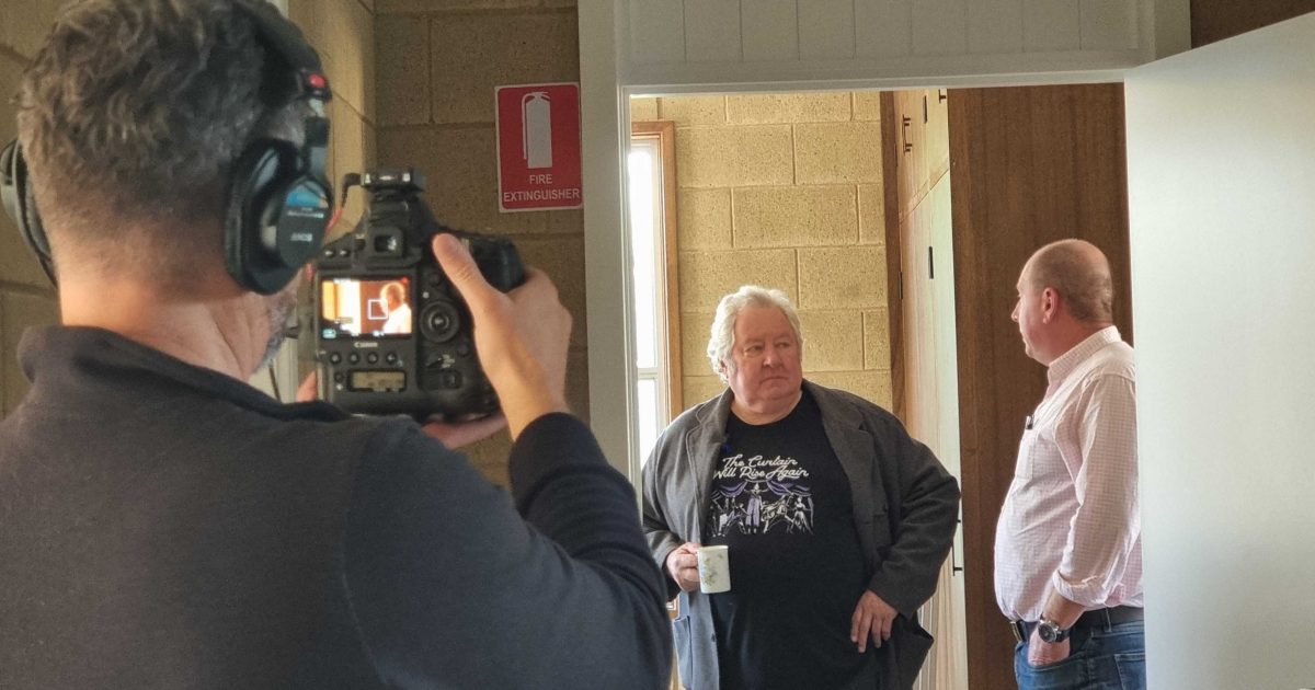 Australian acting legend John Wood lends his time to a great Wagga ...